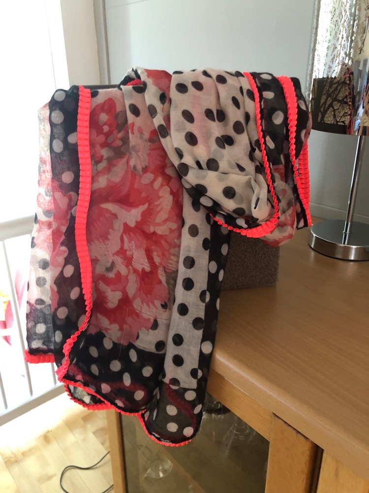 Skjerf/sjal sort/rødt i tynt stoff - Webshop